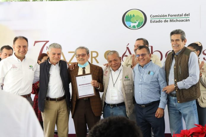 Reconoce Cofom trayectoria del investigador forestal Xavier Madrigal ...