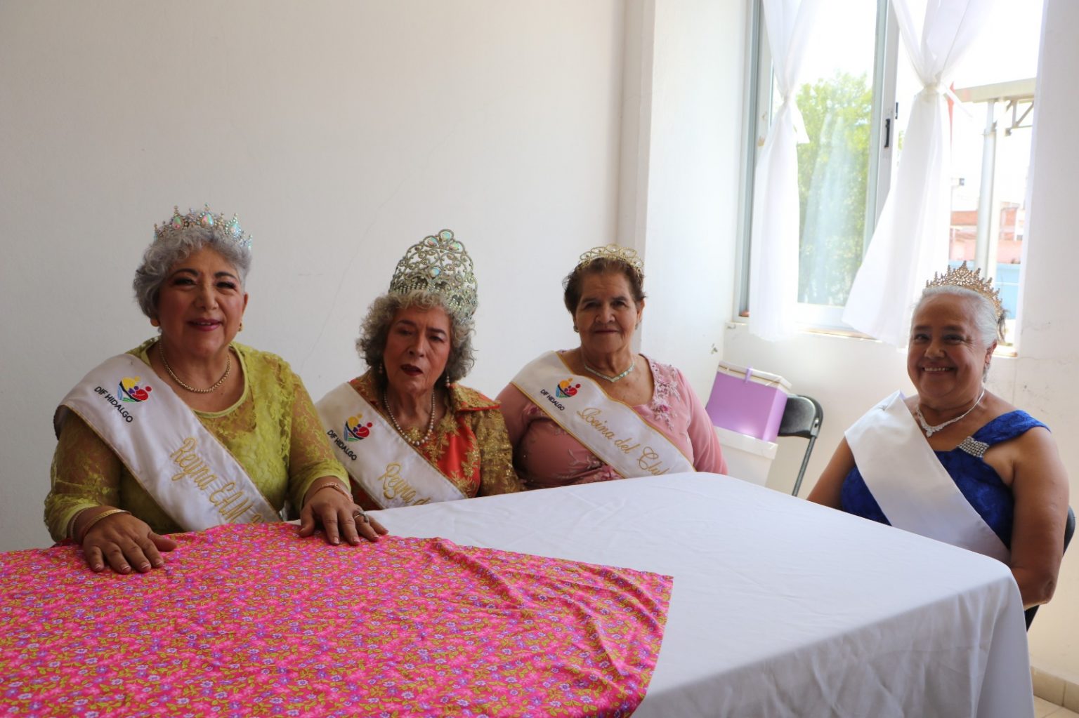 Graciela Guzmán, acompañada de funcionarios, coronó a la reina Ma ...