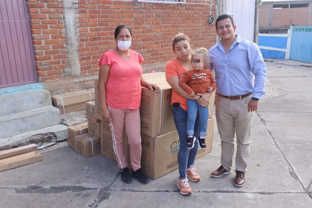 Víctor Zurita entrega calentadores solares y láminas a las familias de ...