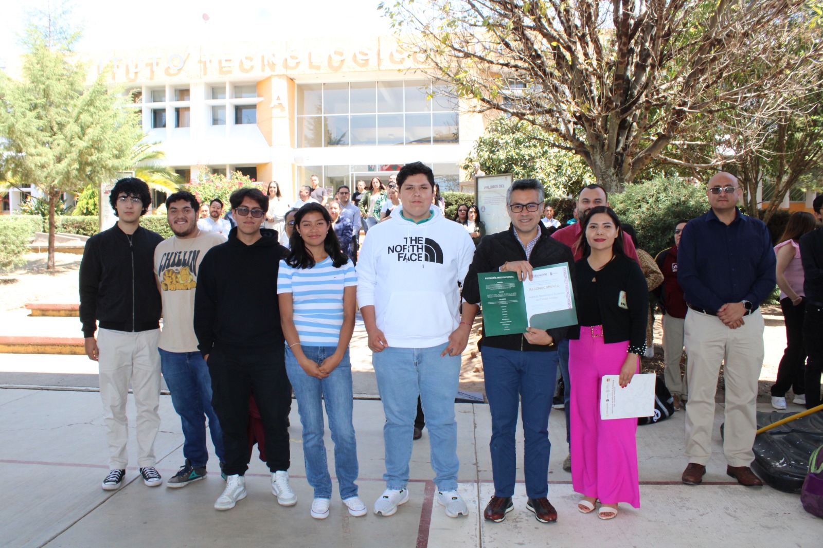 Delegación que acudió al Regional de Arte y Cultura entregó al Director ...